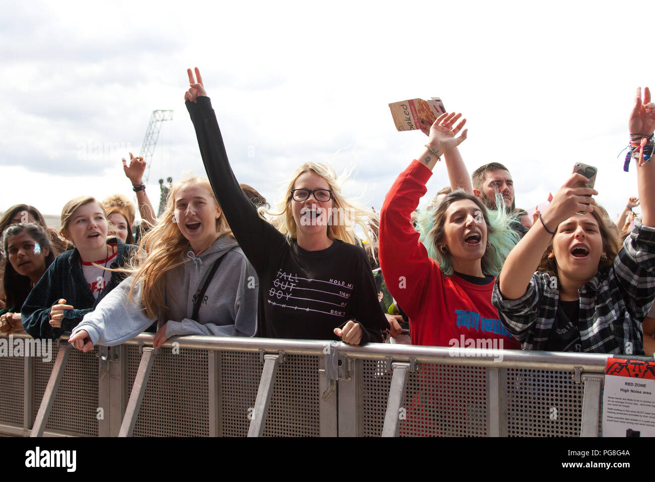Crowd of girls hi-res stock photography and images - Alamy