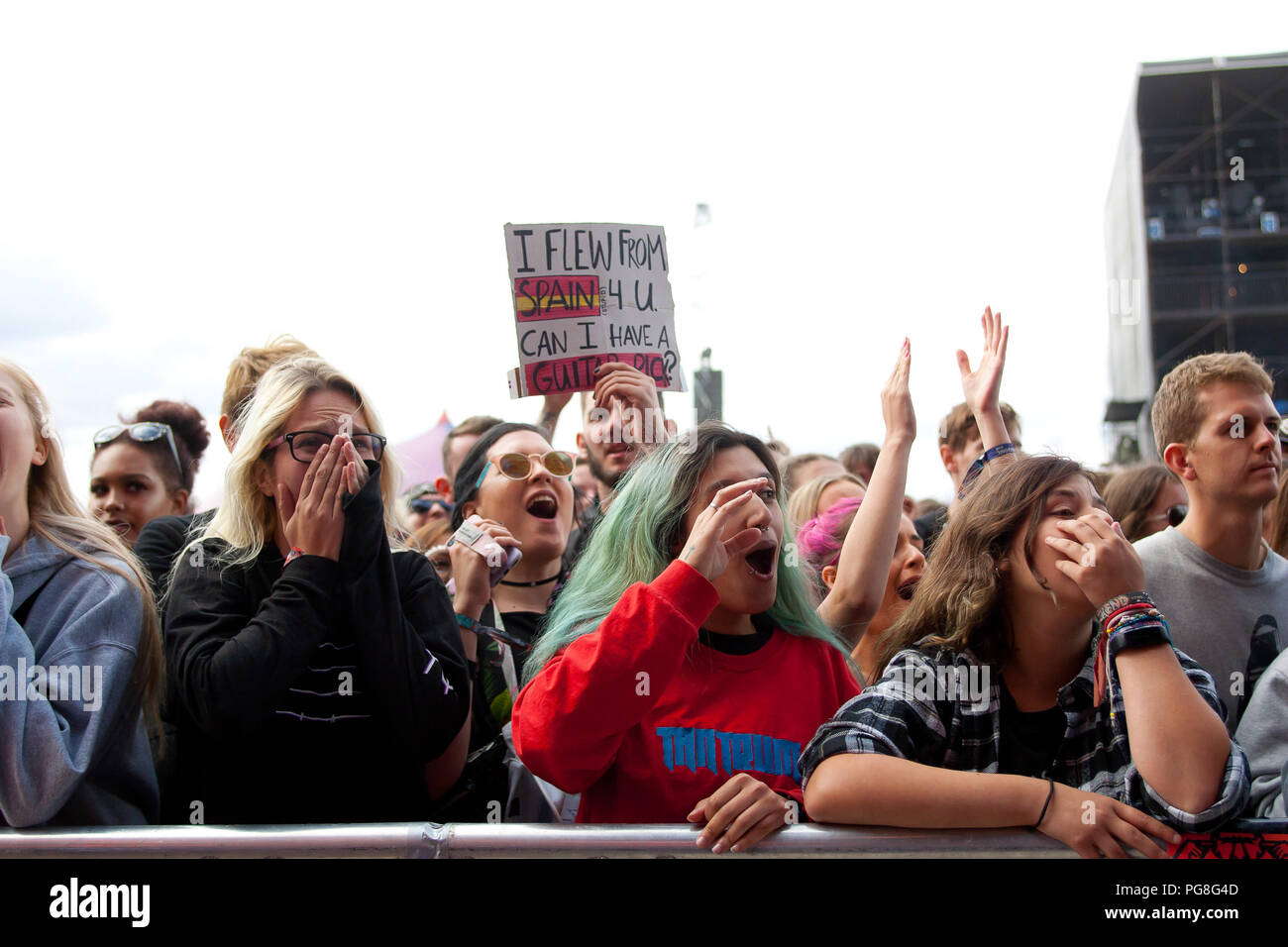 Crowd of girls hi-res stock photography and images - Alamy