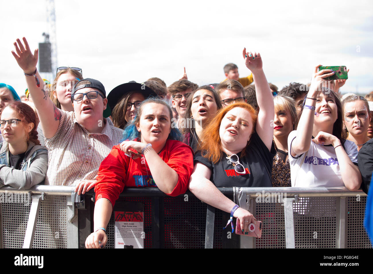 Crowd of girls hi-res stock photography and images - Alamy
