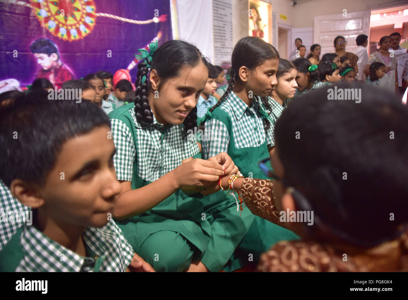 Mumbai, Maharastra, India. 24th Aug, 2018. A blind kid seen putting a ...