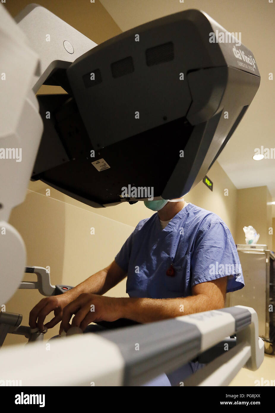 Da vinci surgical system hi-res stock photography and images - Alamy