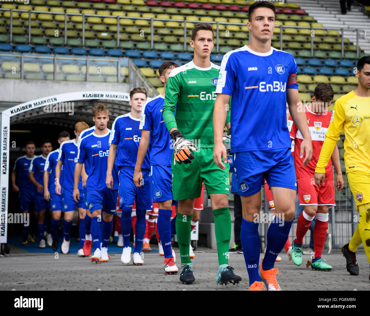 Karlsruhe, Deutschland. 24th Aug, 2018. KSC players enter. Front ...