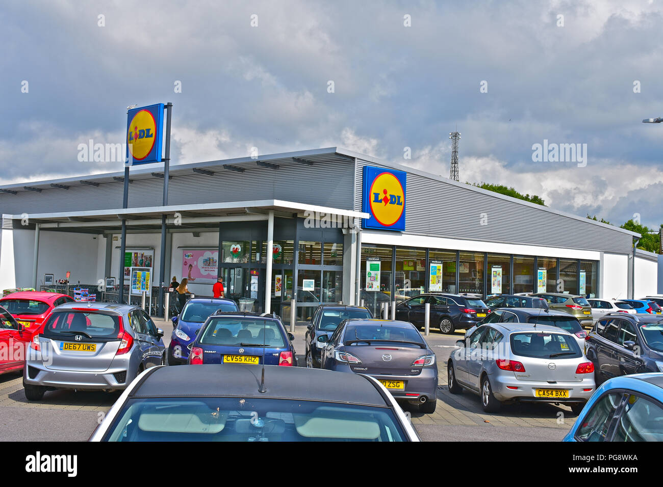 The Lidl supermarket at Bridgend Retail Park, Bridgend, S.Wales Stock ...
