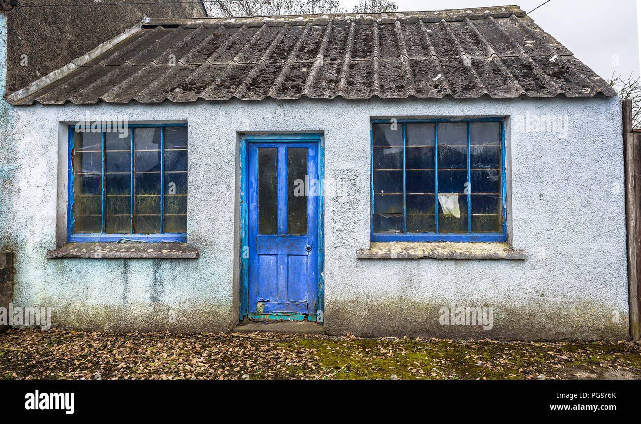 Blue window frames hi-res stock photography and images - Alamy