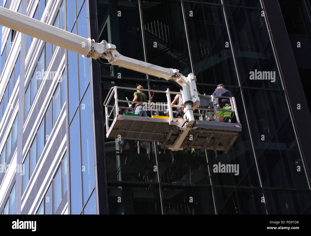 Window cleaner lift hi-res stock photography and images - Alamy