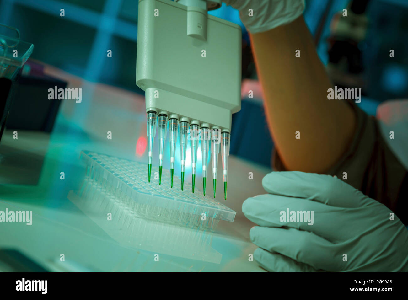 Multichannel pipette hi-res stock photography and images - Alamy