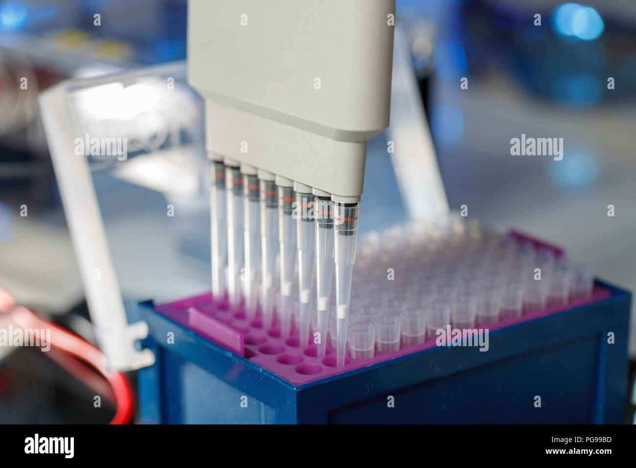 Pipette multichannel hi-res stock photography and images - Alamy