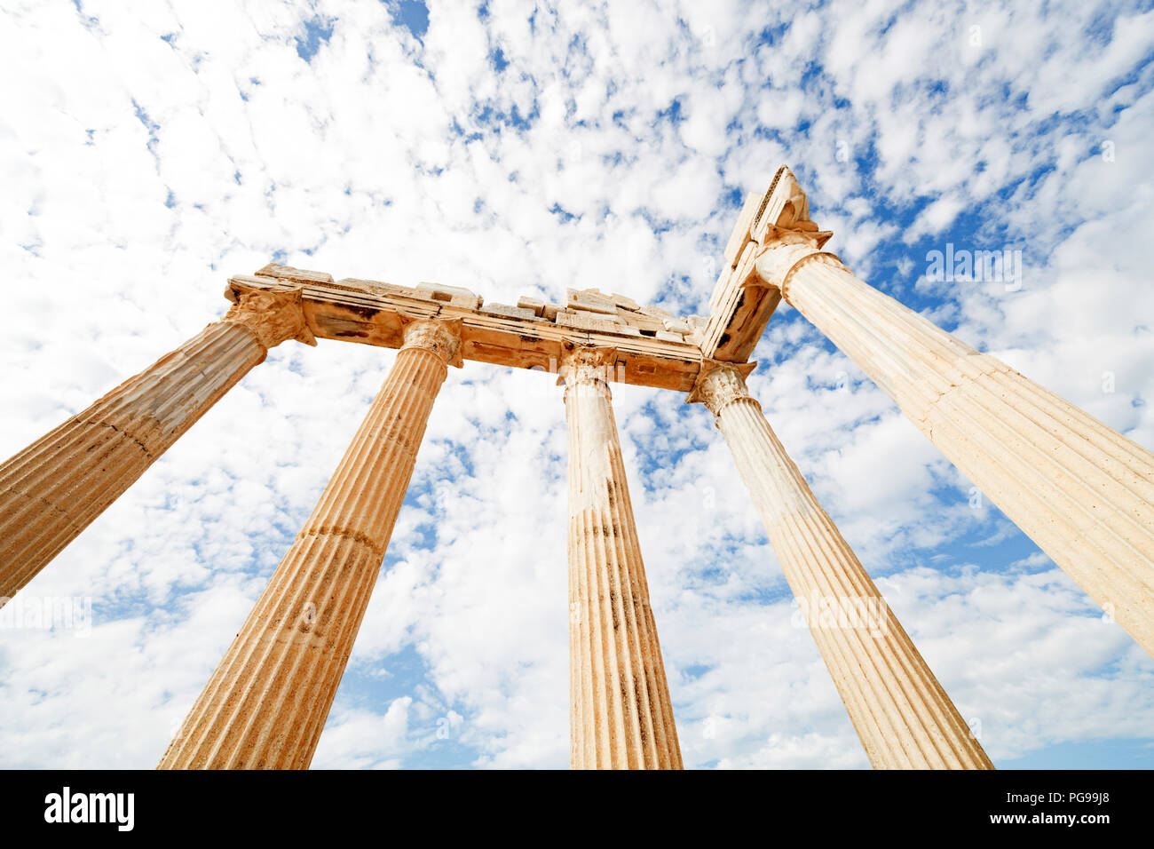 Columns of an ancient Greek temple Stock Photo - Alamy