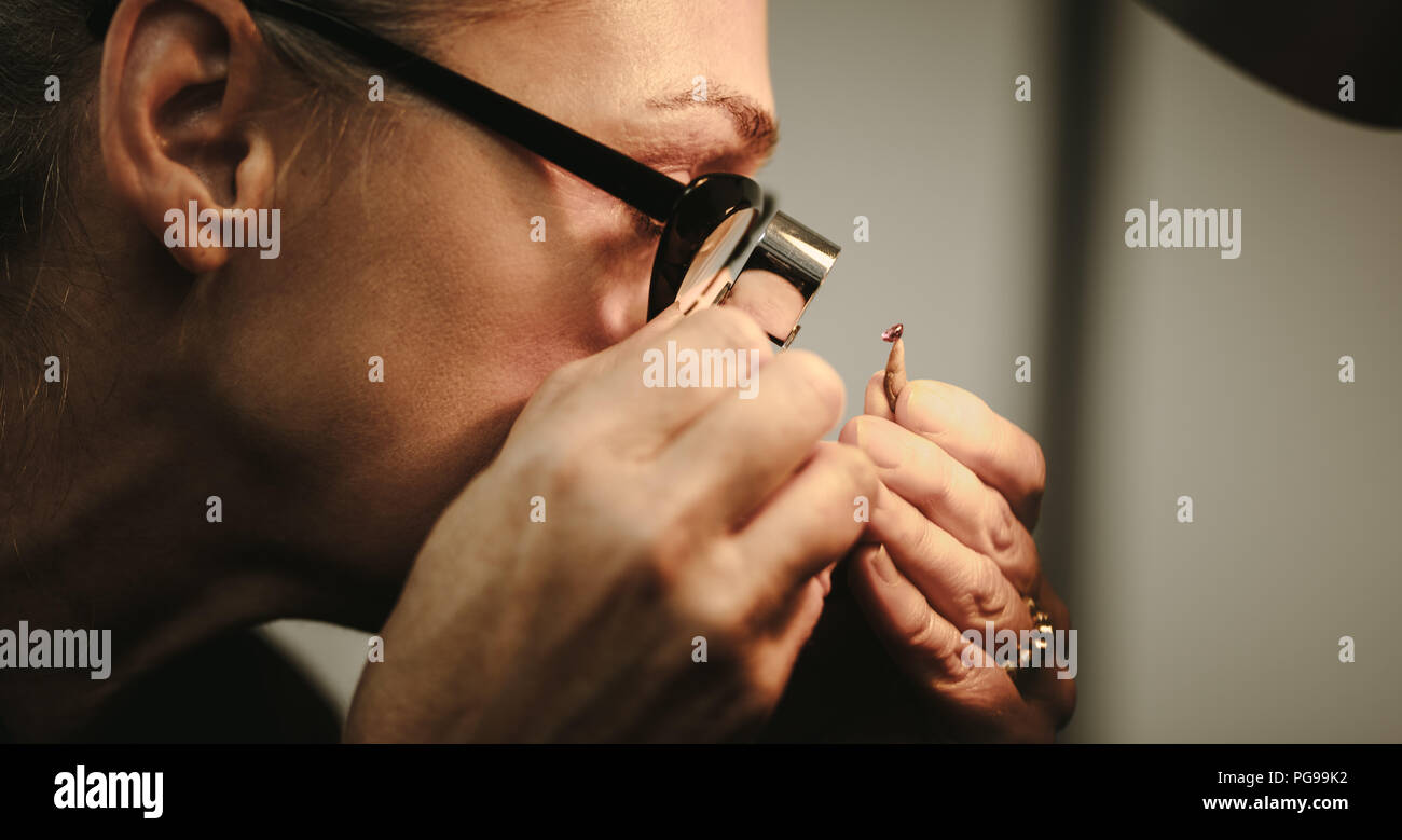 Diamond magnifying glass hi-res stock photography and images - Alamy