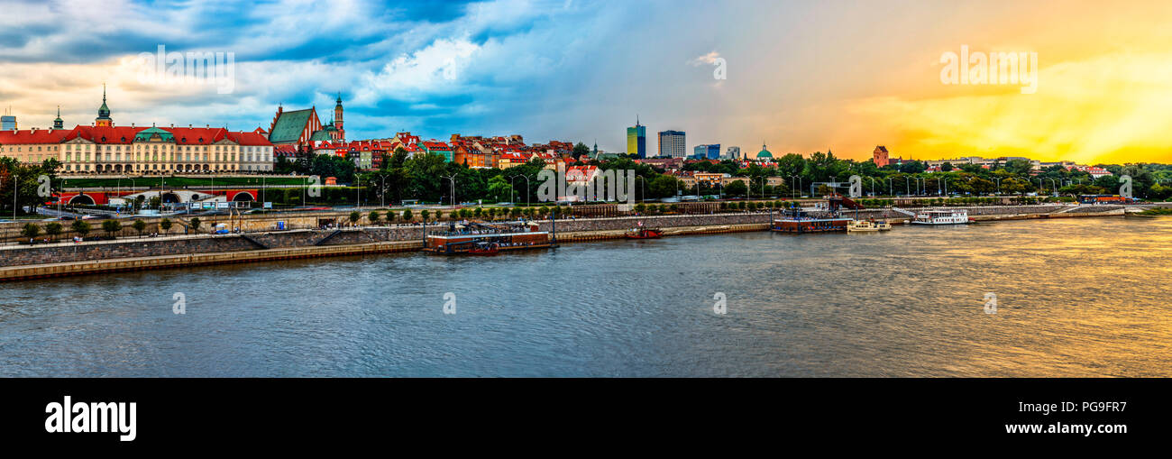 Castle warsaw skyscraper hi-res stock photography and images - Alamy