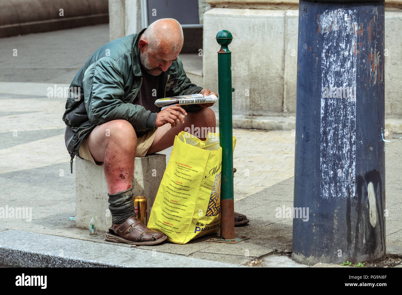Homeless old man on streets hi-res stock photography and images - Alamy