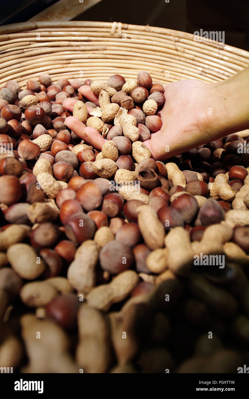 A pile of nuts hi-res stock photography and images - Alamy