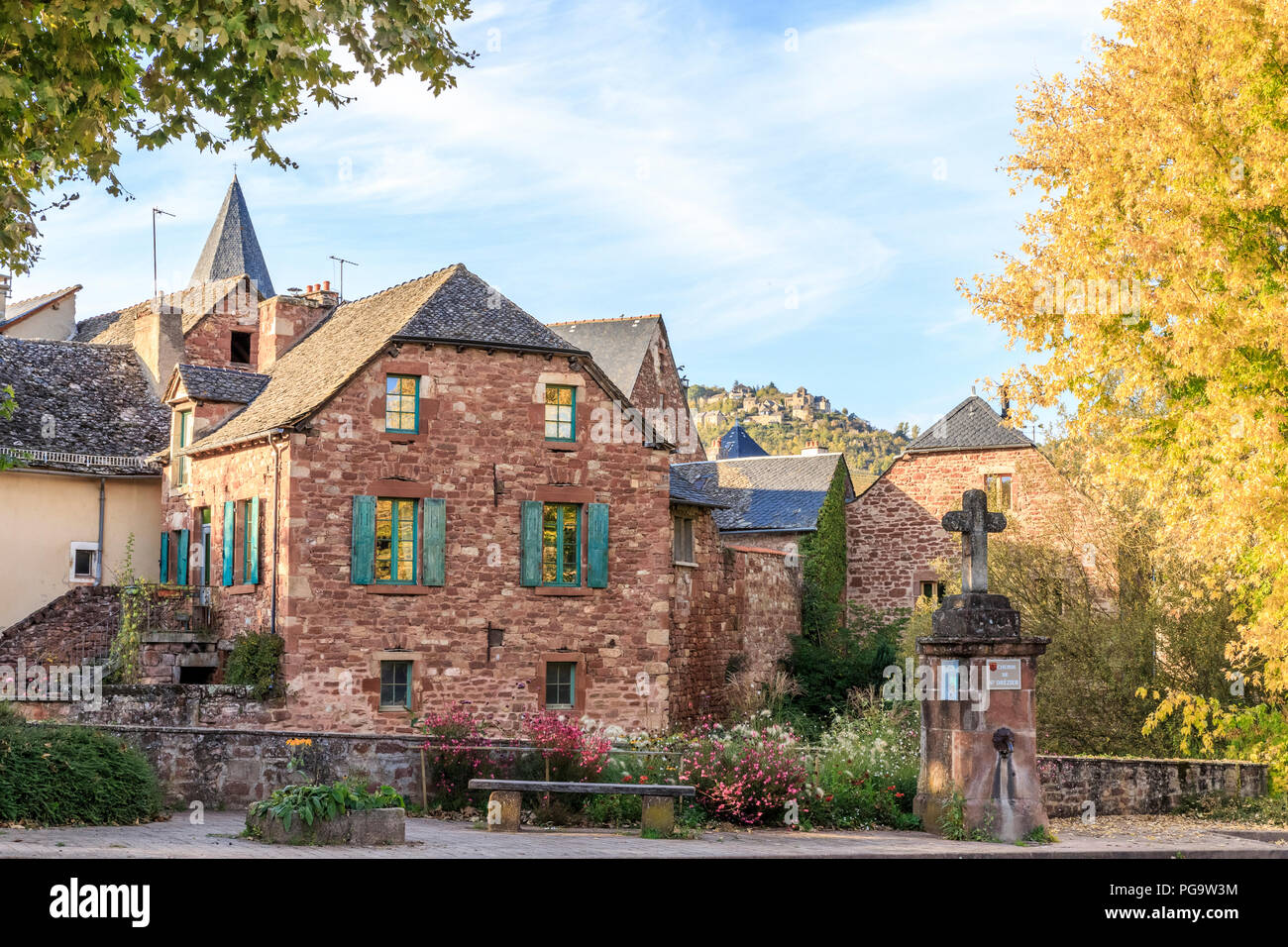 France, Aveyron, Rouergue, Clairvaux d'Aveyron, house in red sandstone ...