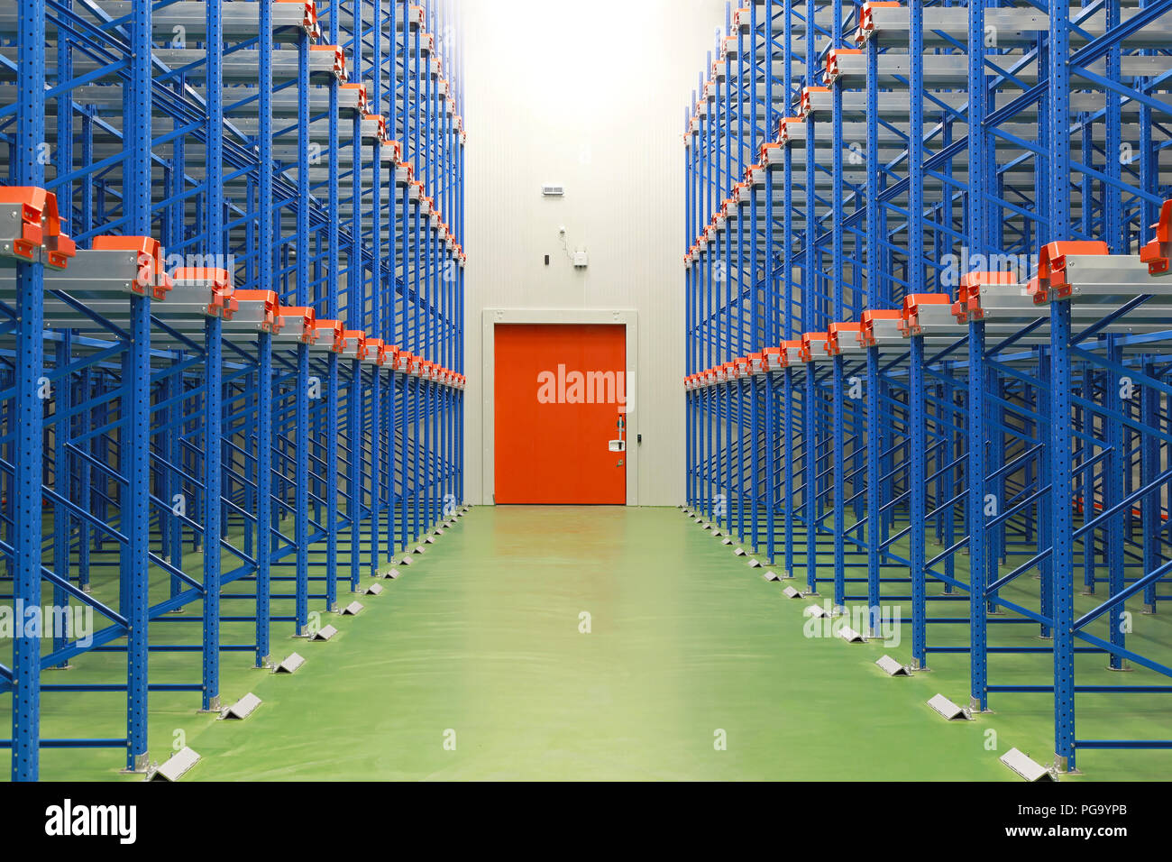 Freezer storage warehouse interior hi-res stock photography and images ...