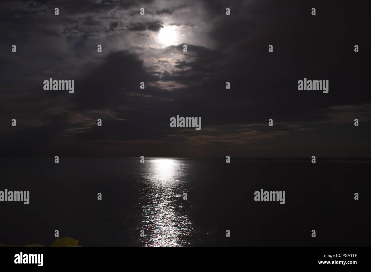 Moonlight on water hi-res stock photography and images - Alamy