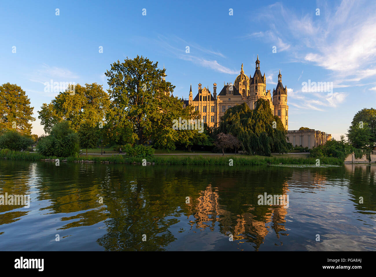 Schwerin Castle and lake in the evening light, Schwerin, Mecklenburg ...