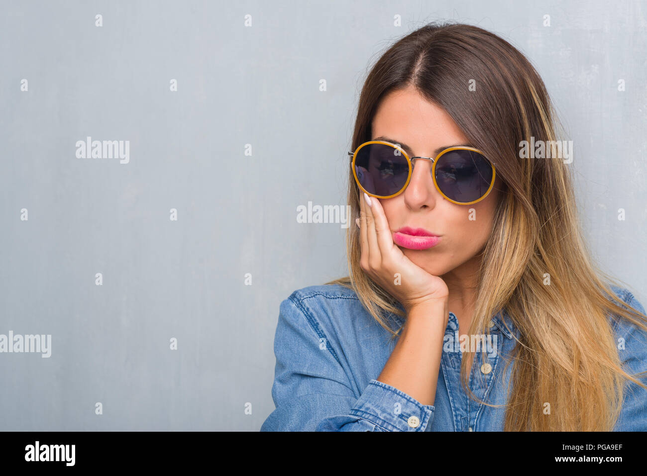 Boring woman retro hi-res stock photography and images - Alamy