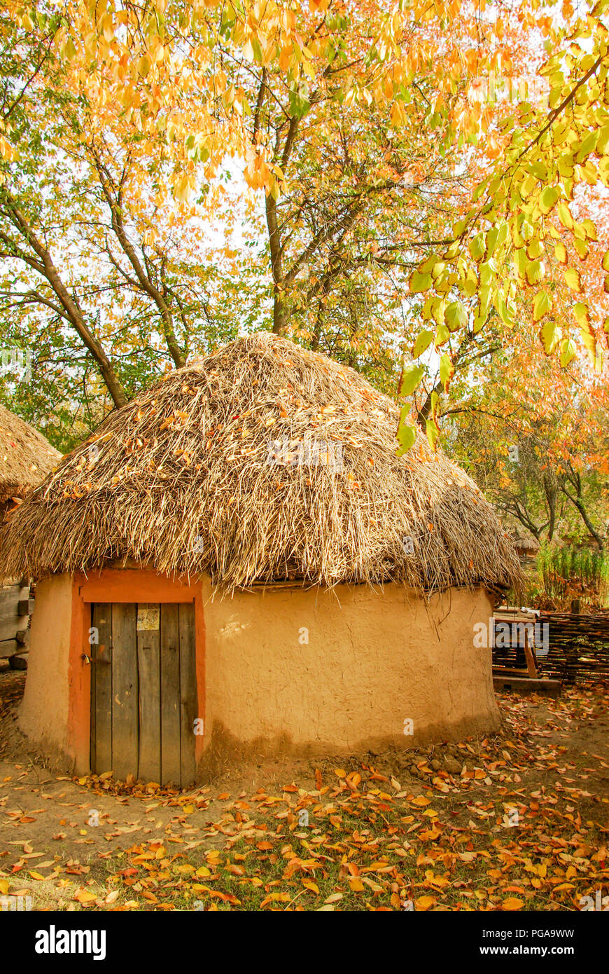 traditional ukrainian rural cottage with a straw roof Stock Photo - Alamy
