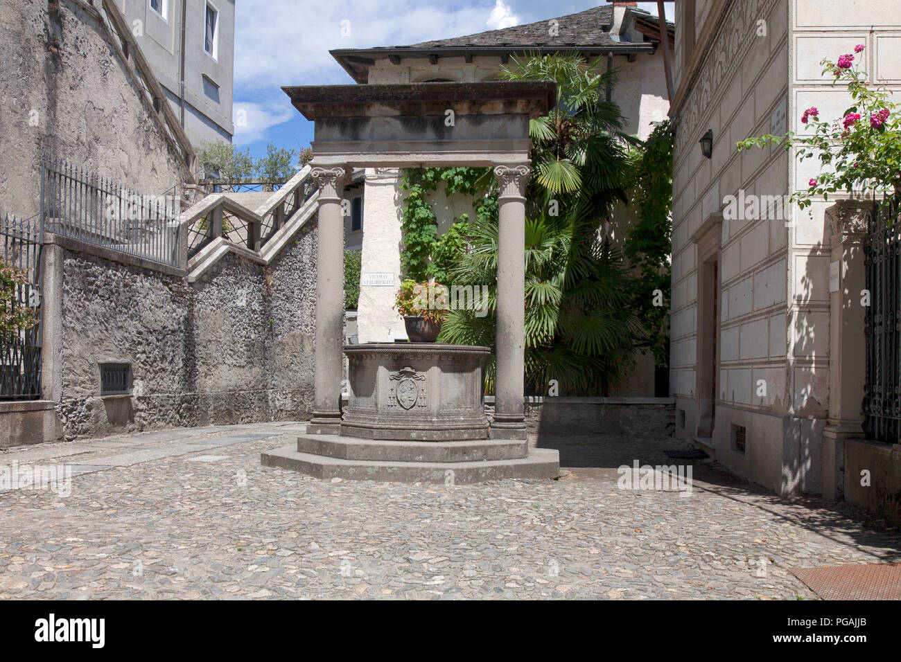 Courtyard well wells hi-res stock photography and images - Alamy