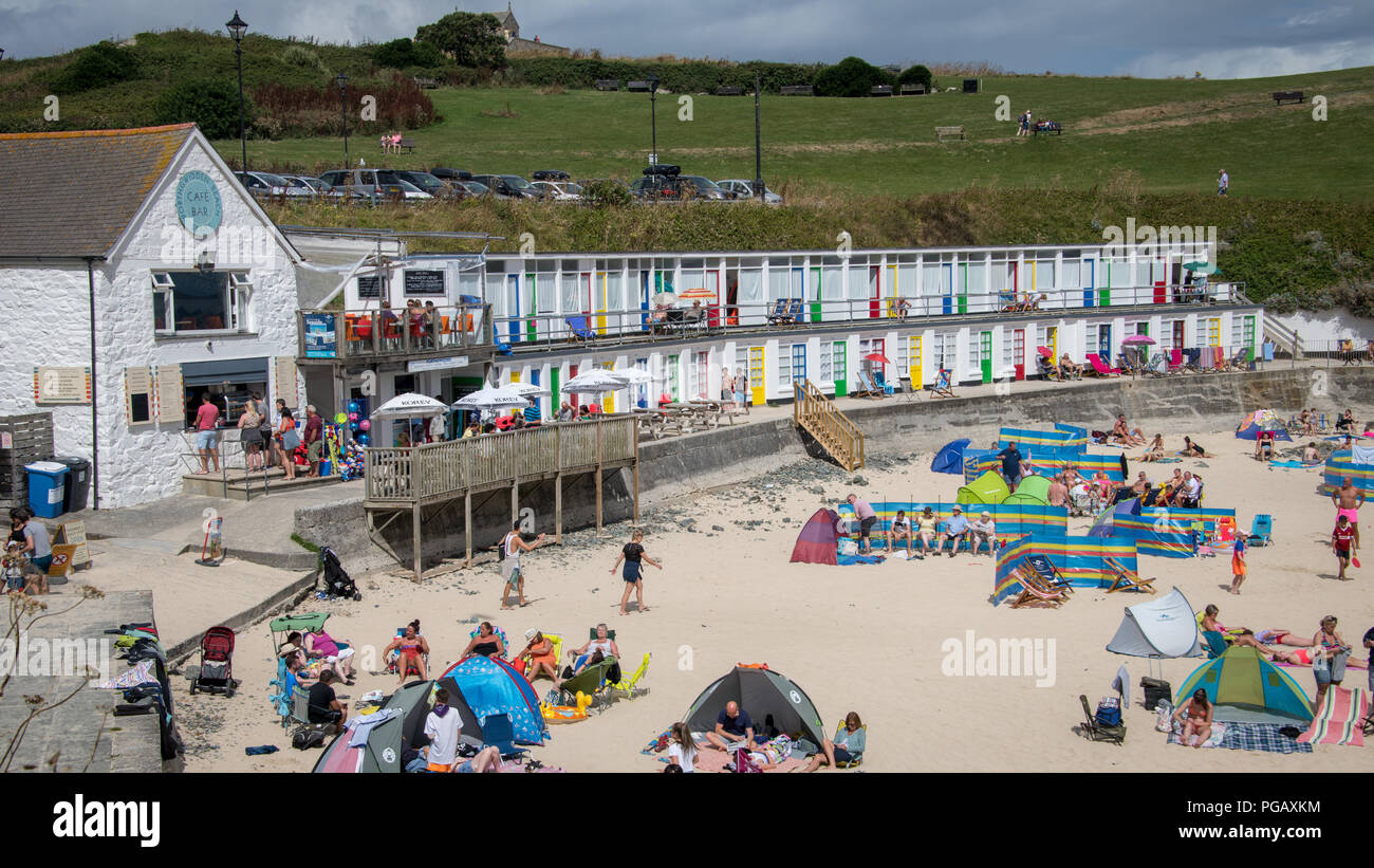 Cornwall beach huts hi-res stock photography and images - Alamy