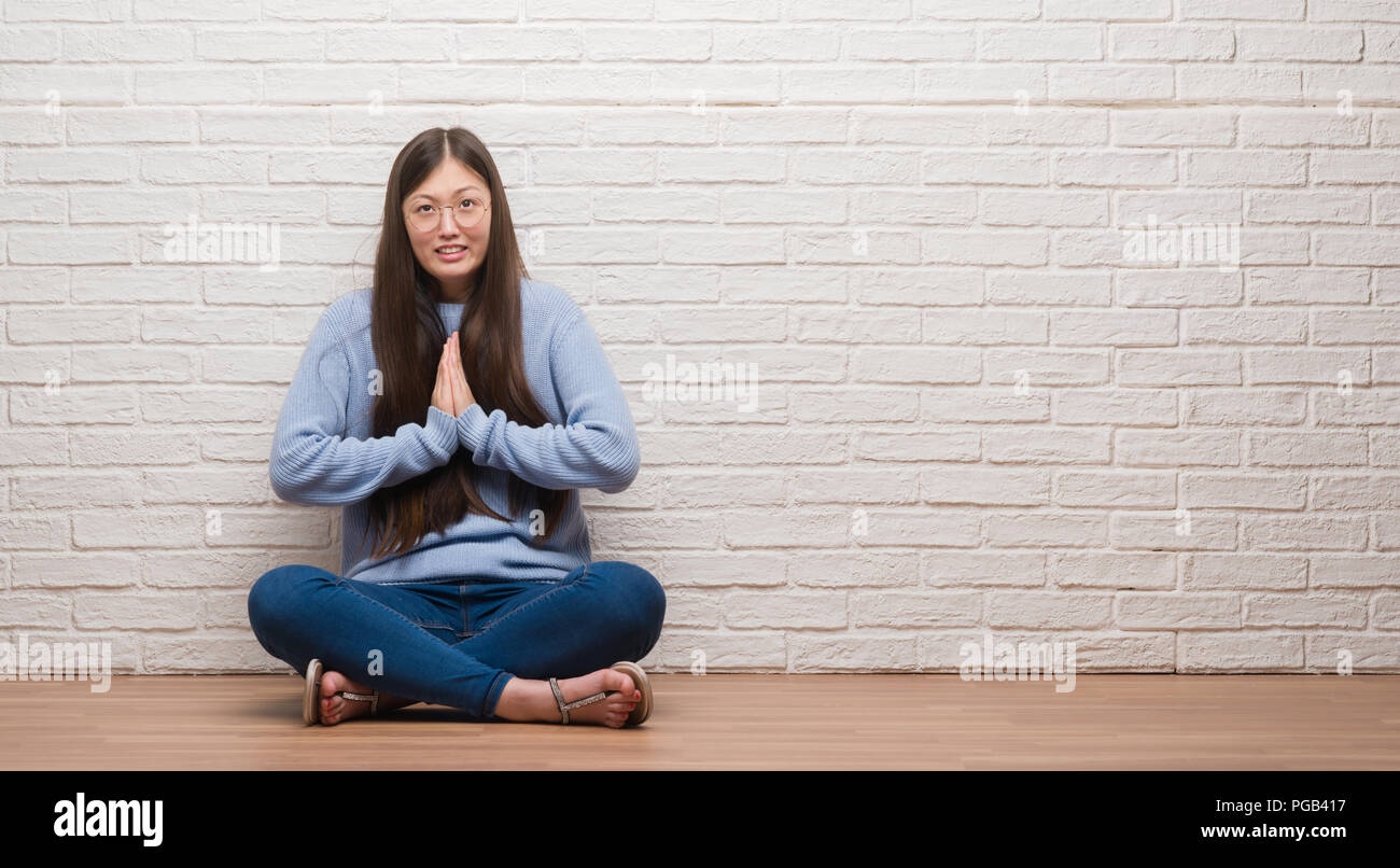 Woman sitting on the floor and begging hi-res stock photography and ...
