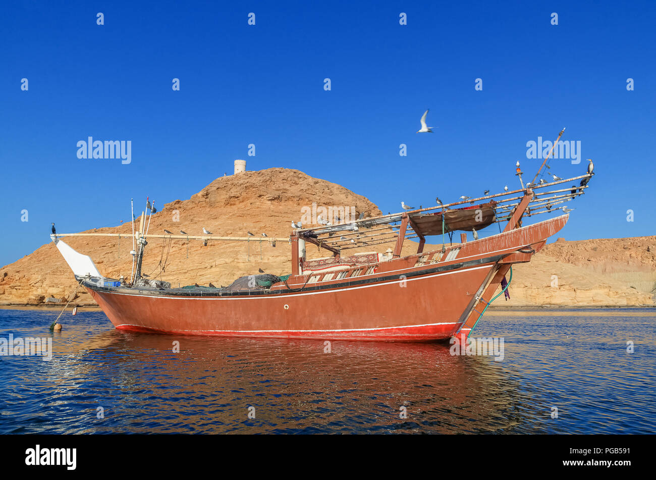 Traditional arabian fishing boat oman hi-res stock photography and ...