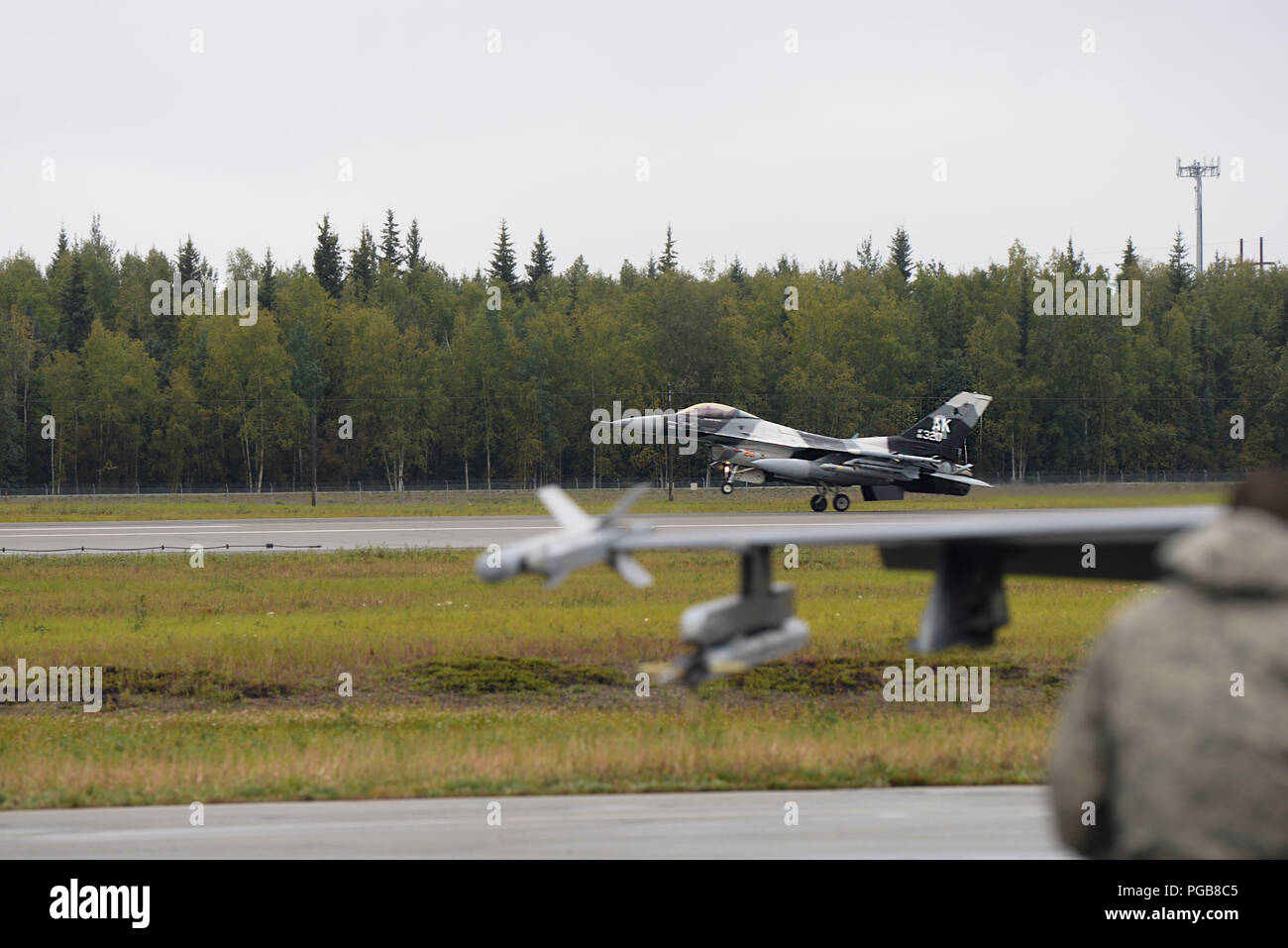 An 18th Aggressor Squadron (AGRS) F-16 Fighting Falcon lands during RED ...