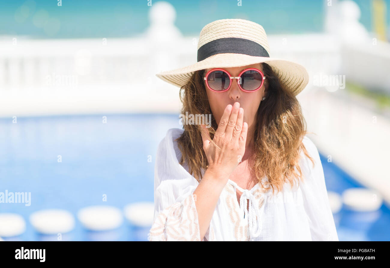 Woman looking shocked beach hi-res stock photography and images - Alamy