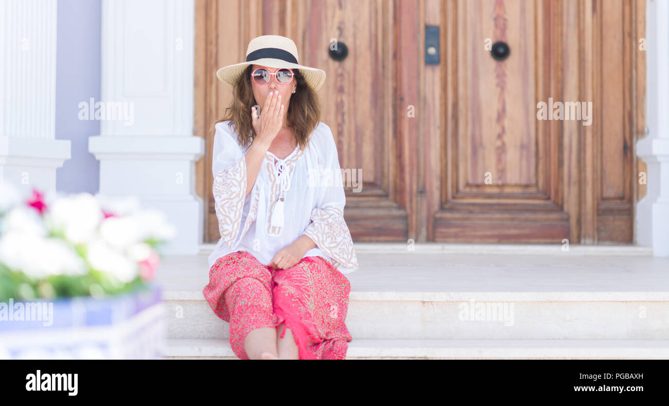 Woman looking shocked beach hi-res stock photography and images - Alamy