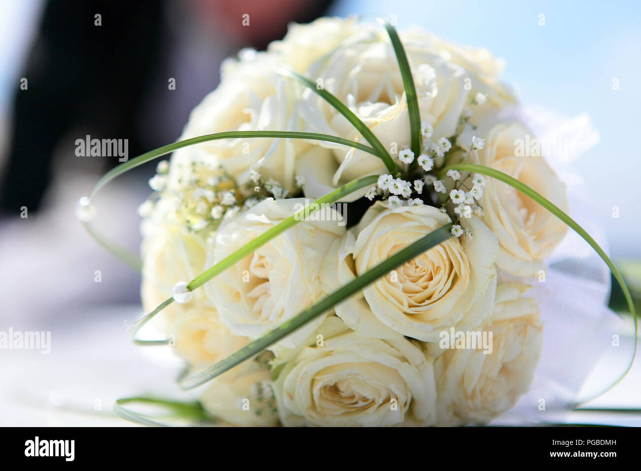 Bouquet of beige roses hi-res stock photography and images - Alamy