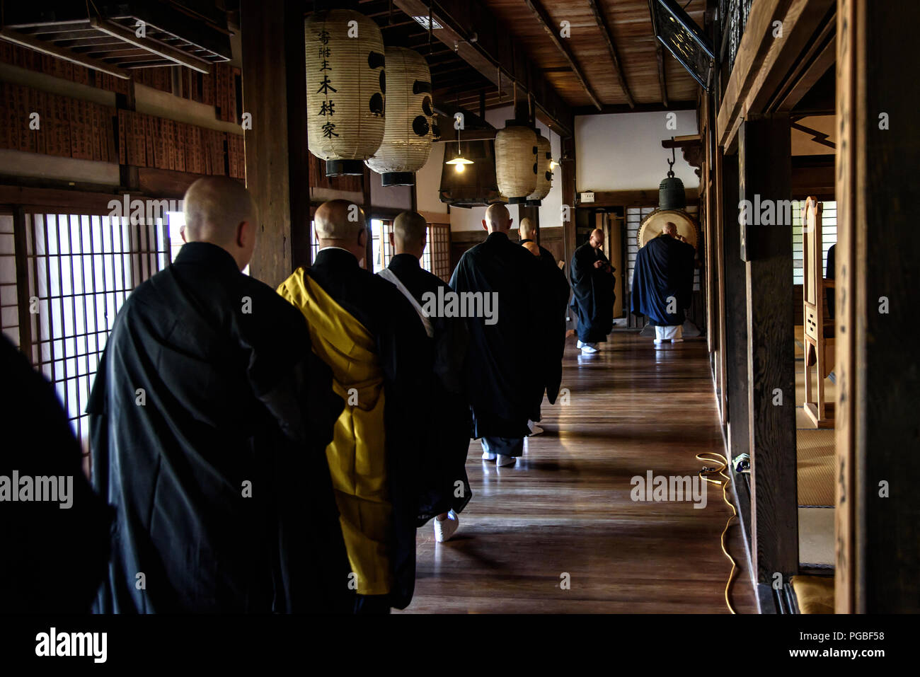 Monks meditating japan zen hi-res stock photography and images - Alamy