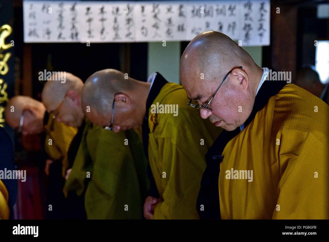 Monks meditating japan zen hi-res stock photography and images - Alamy
