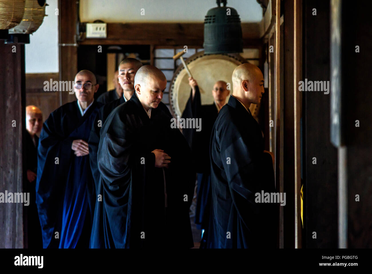 Monks meditating japan zen hi-res stock photography and images - Alamy