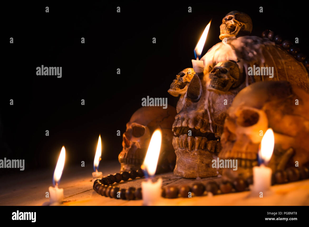 Small human skeleton head hi-res stock photography and images - Alamy