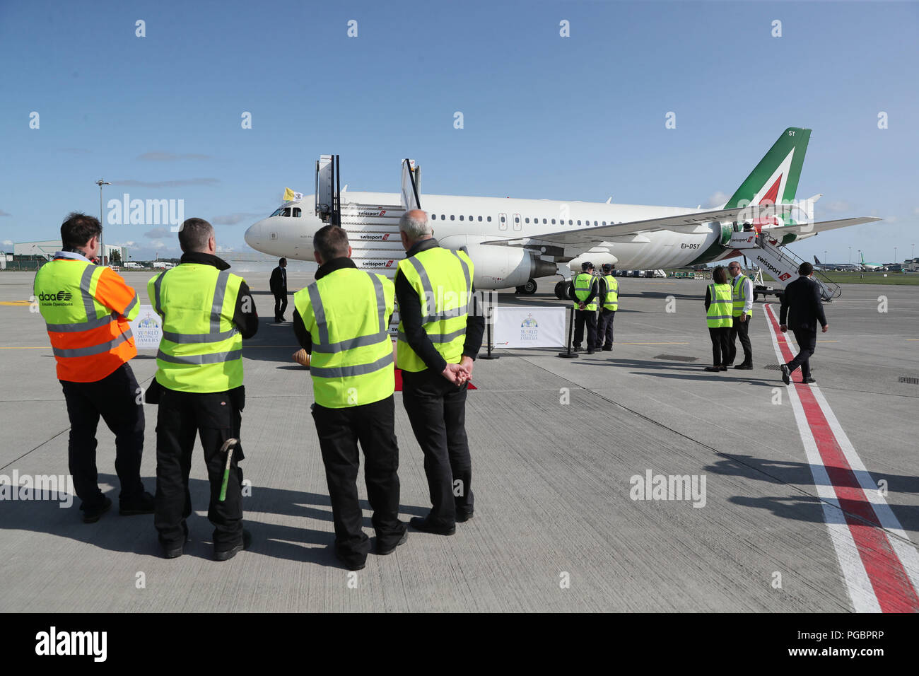 The plane carrying pope francis hi-res stock photography and images - Alamy