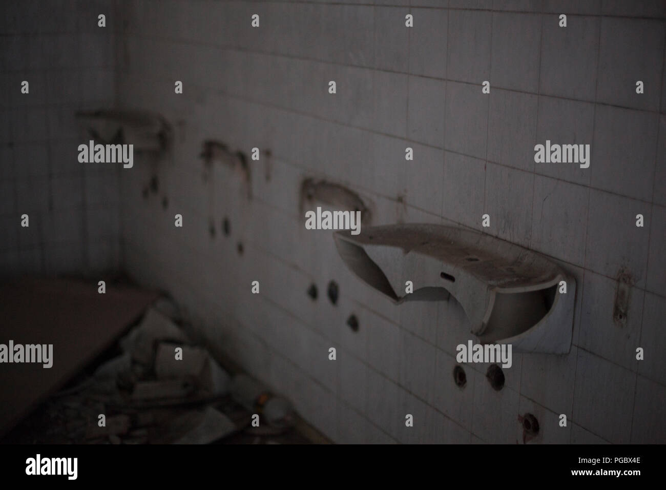 Broken bathroom sink hi-res stock photography and images - Alamy