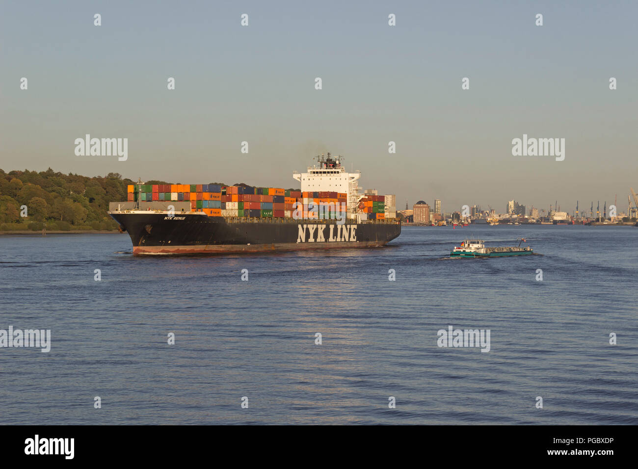 Containerschiff hi-res stock photography and images - Alamy