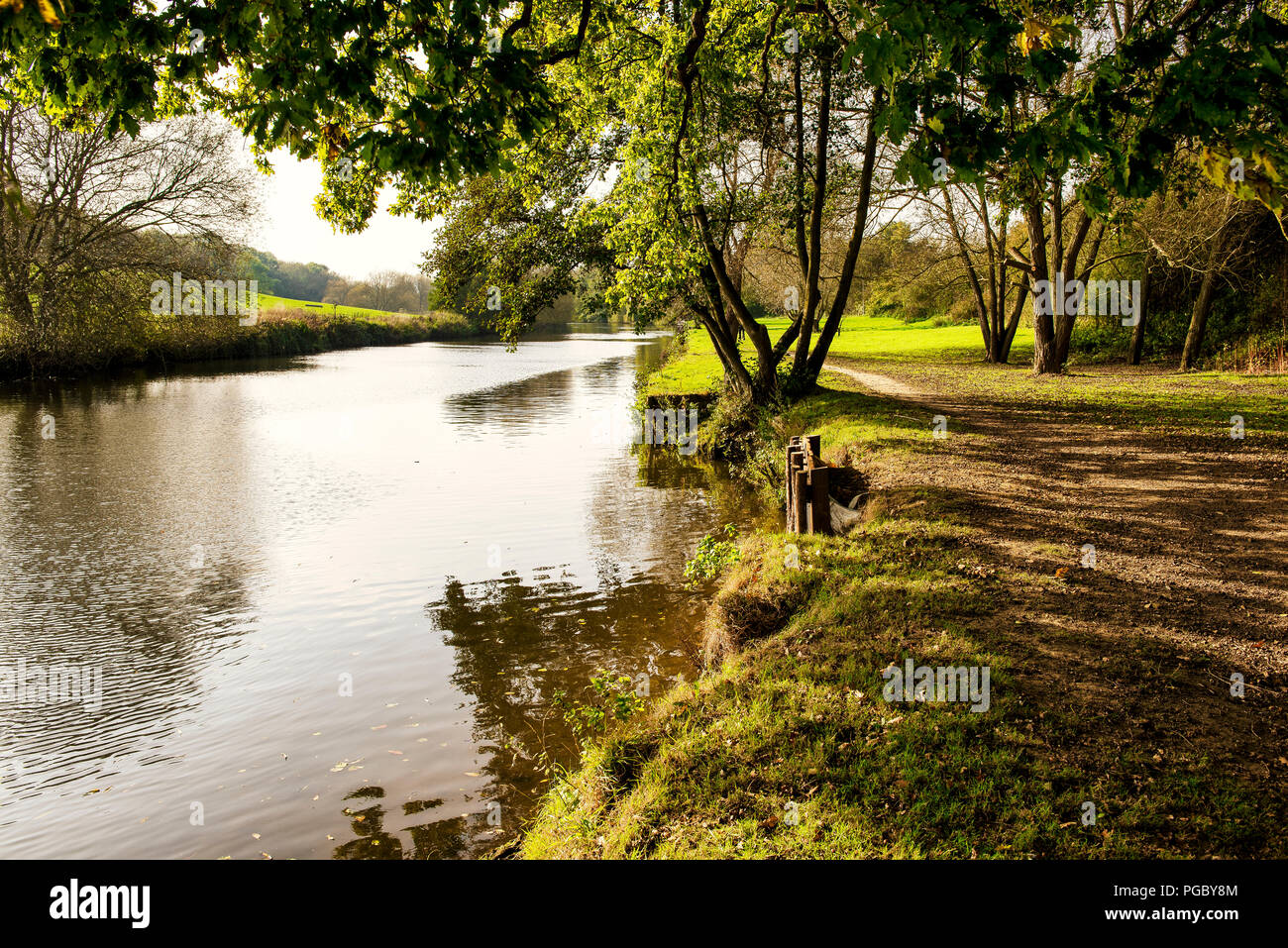 The River Medway in Kent, England between Maidstone and Wateringbury ...