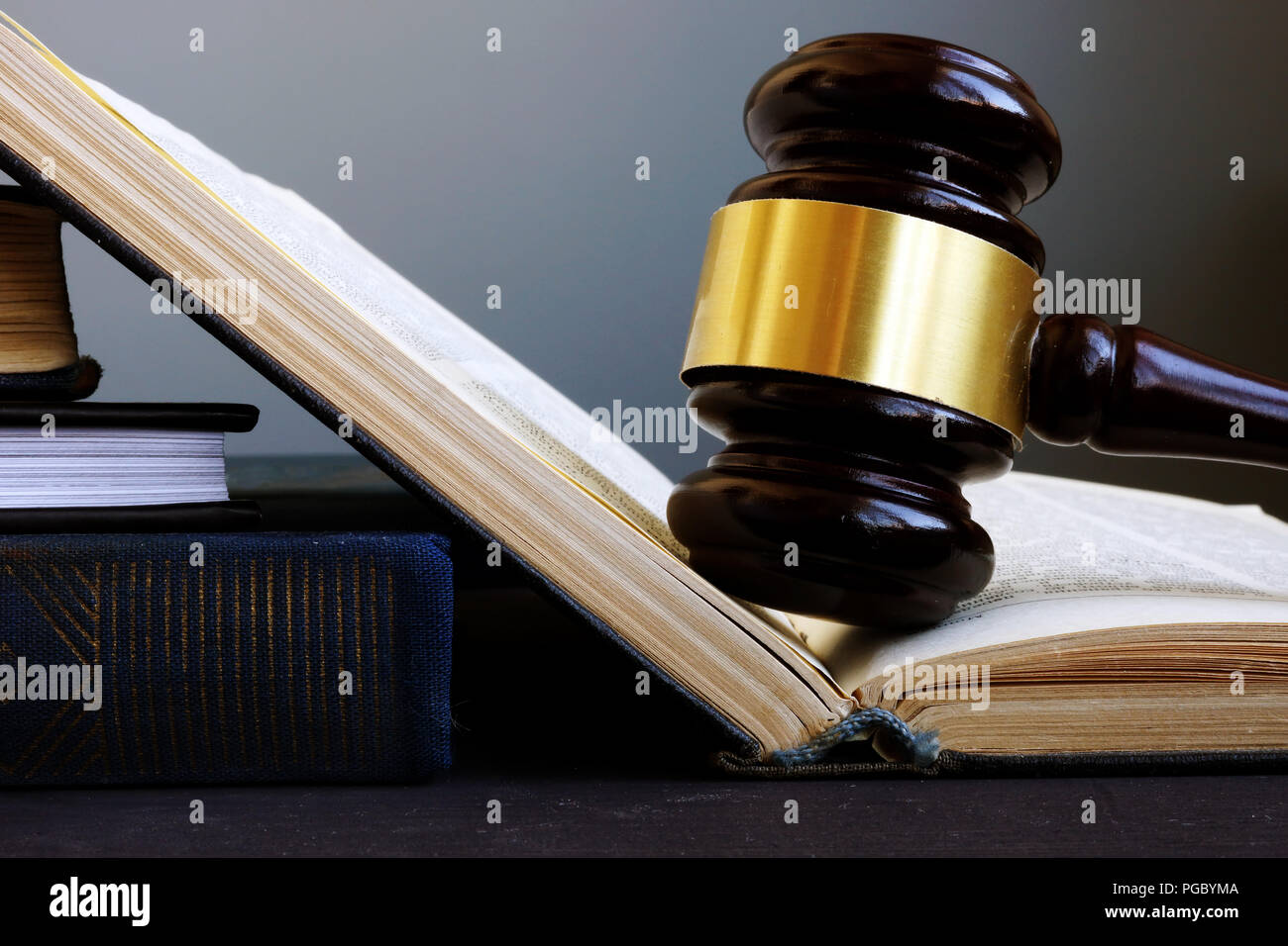 Judge gavel books hi-res stock photography and images - Alamy