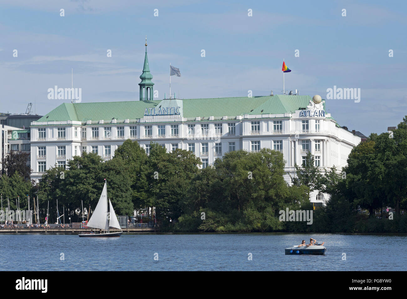 Hotel Atlantic, lake Außenalster (Outer Alster), Hamburg, Germany Stock ...