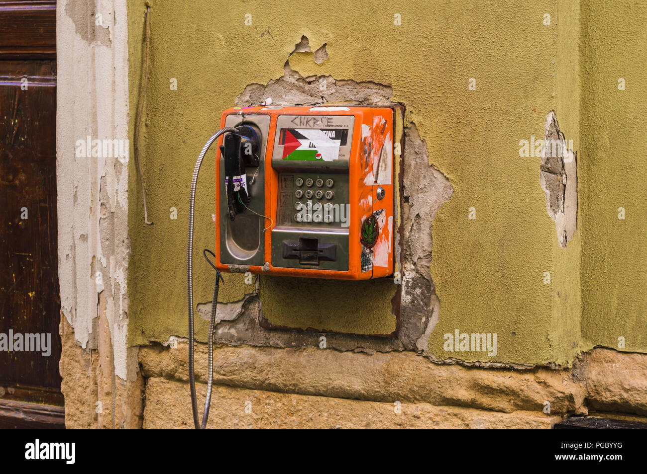 Vintage outdoor payphone hi-res stock photography and images - Alamy