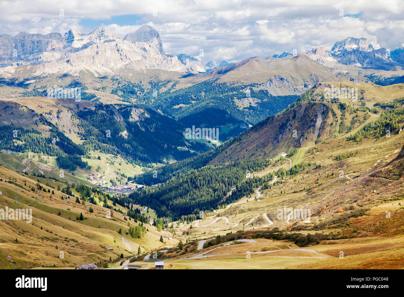 Winding mountain trail from above hi-res stock photography and images ...
