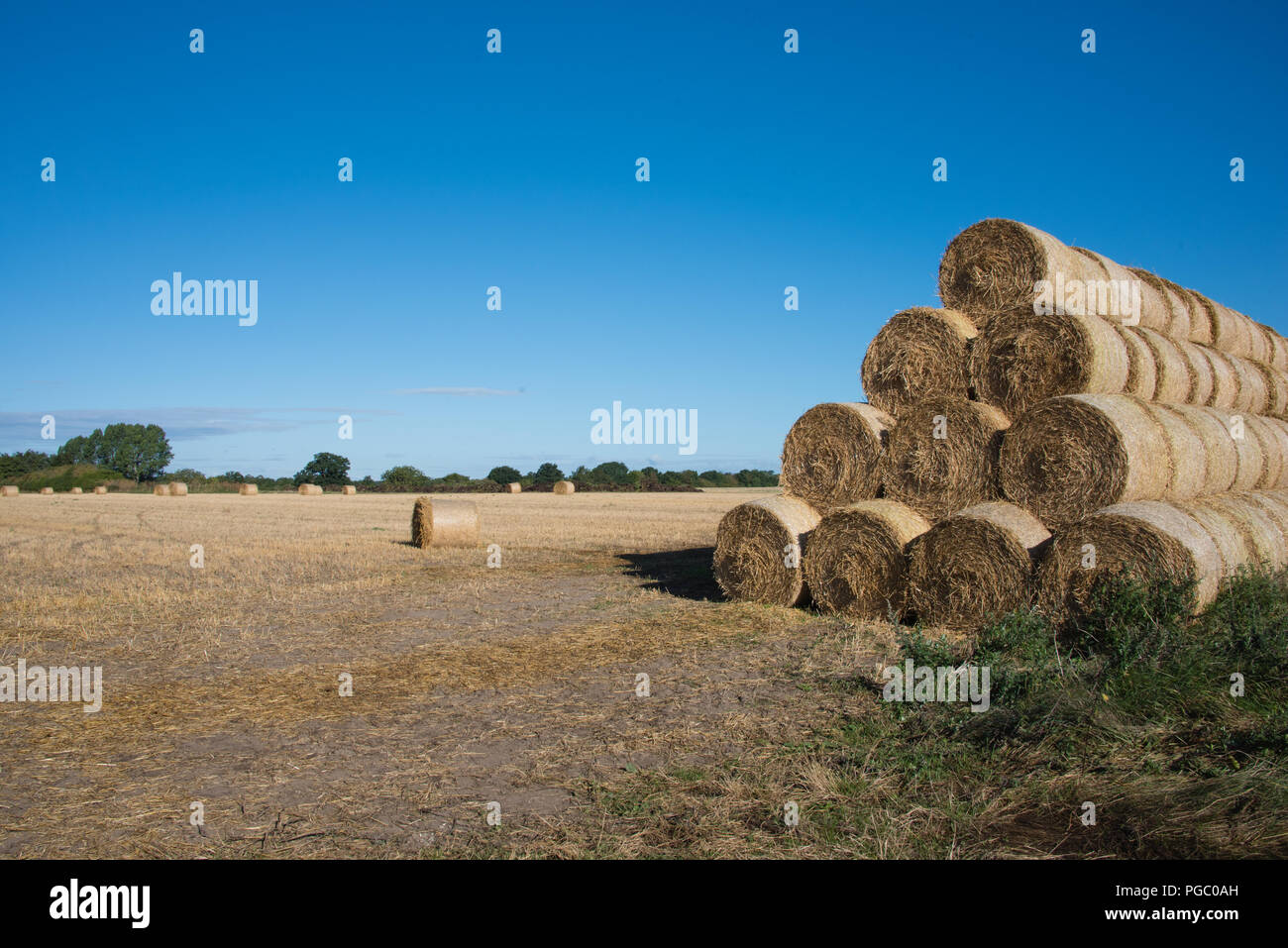 Hay bale pyramid hi-res stock photography and images - Alamy