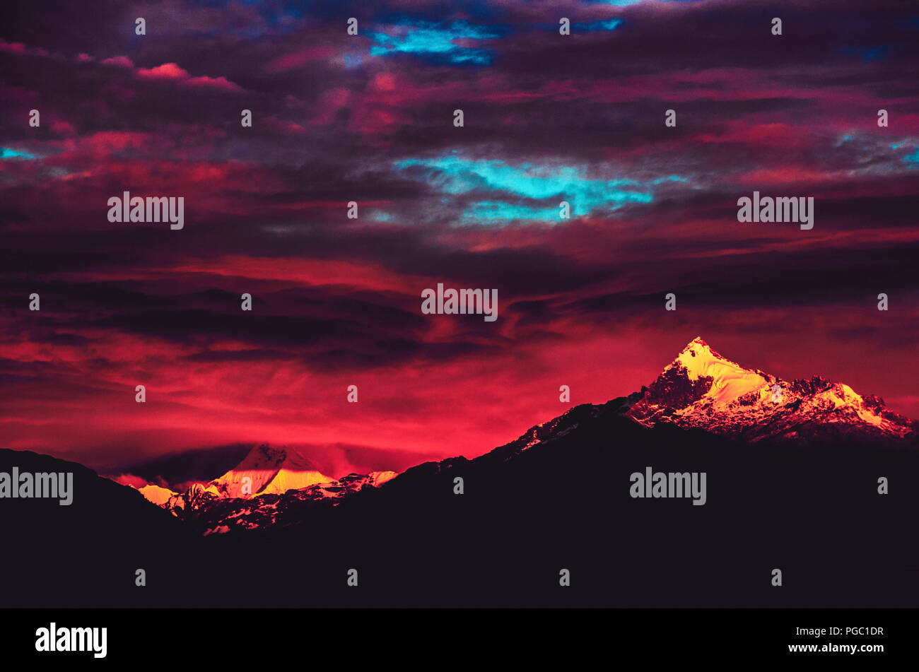 Beautiful And Surreal Sunset Over Peruvian Andes; Amazing Cordillera ...