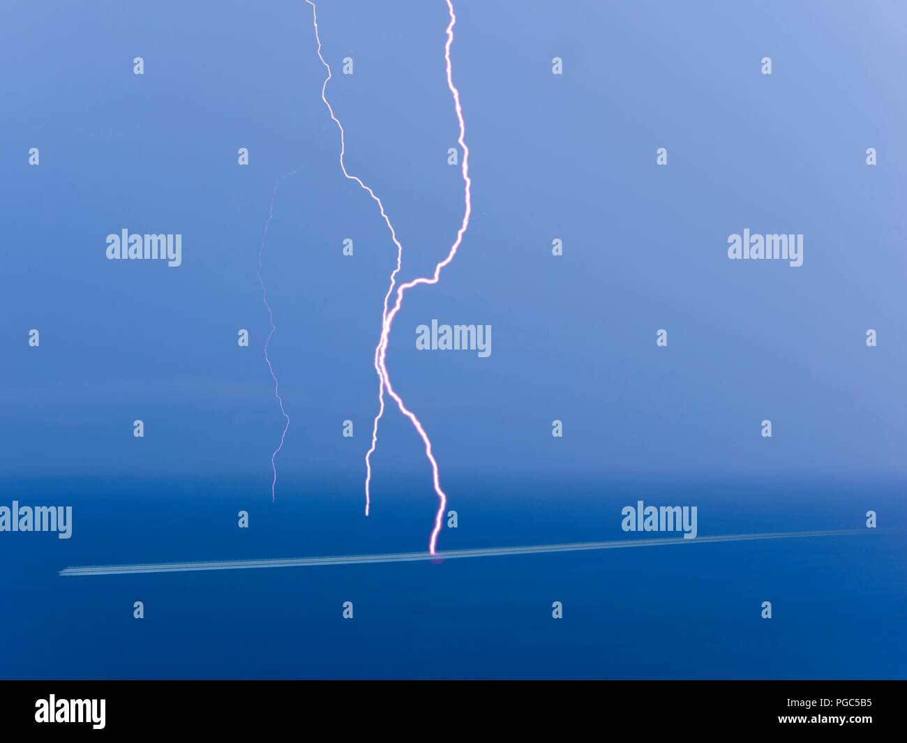 Lightning bolt daytime hi-res stock photography and images - Alamy