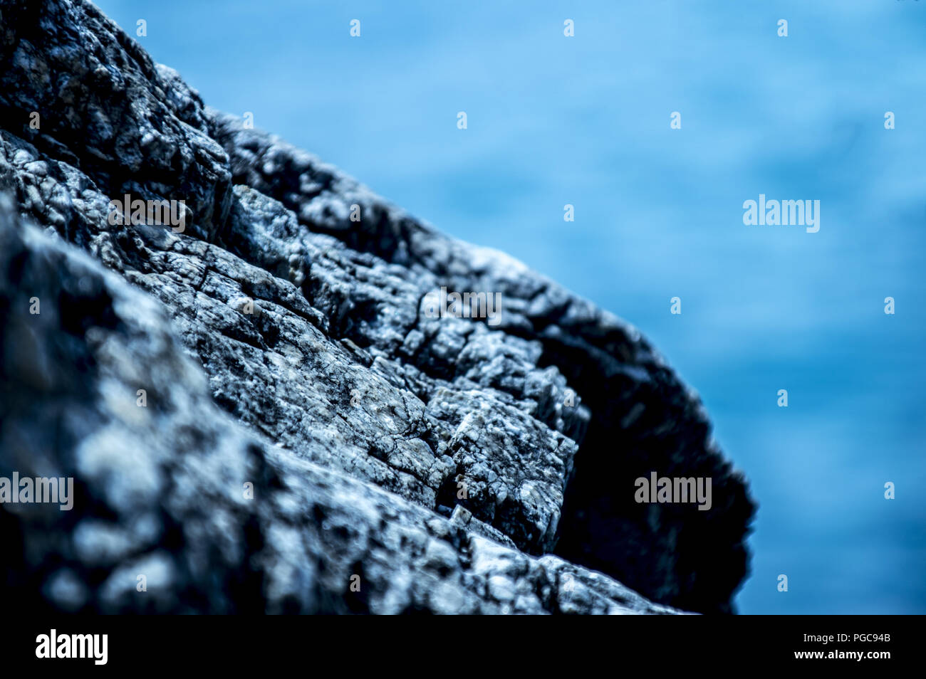 Obstacle of the rock, and in the distance the horizon, the blue sky ...