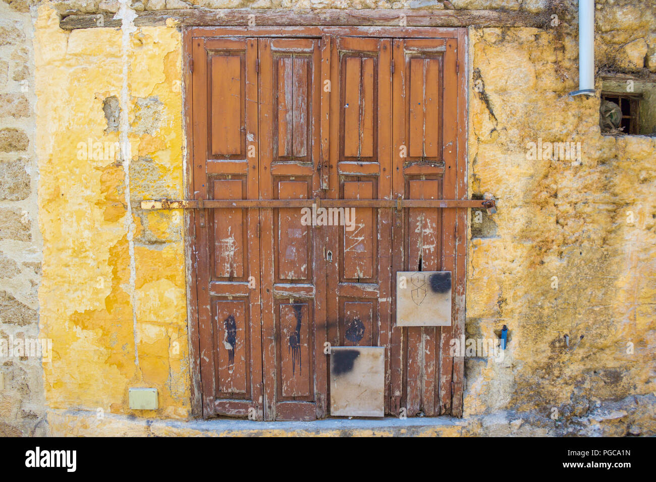 Old brown door barred hi-res stock photography and images - Alamy