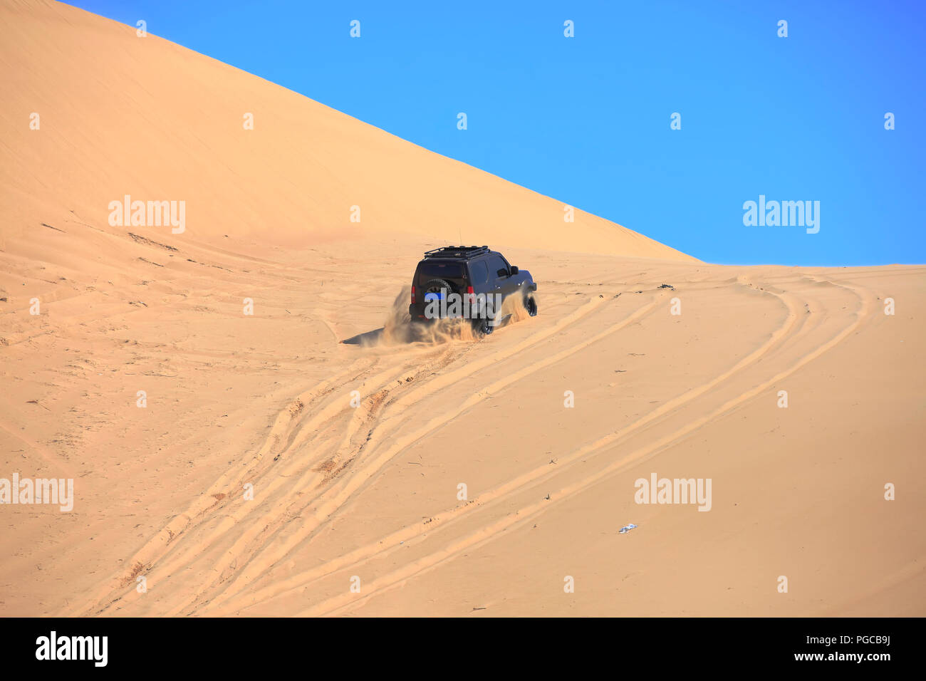 Off-road vehicle traveling in the desert Stock Photo - Alamy