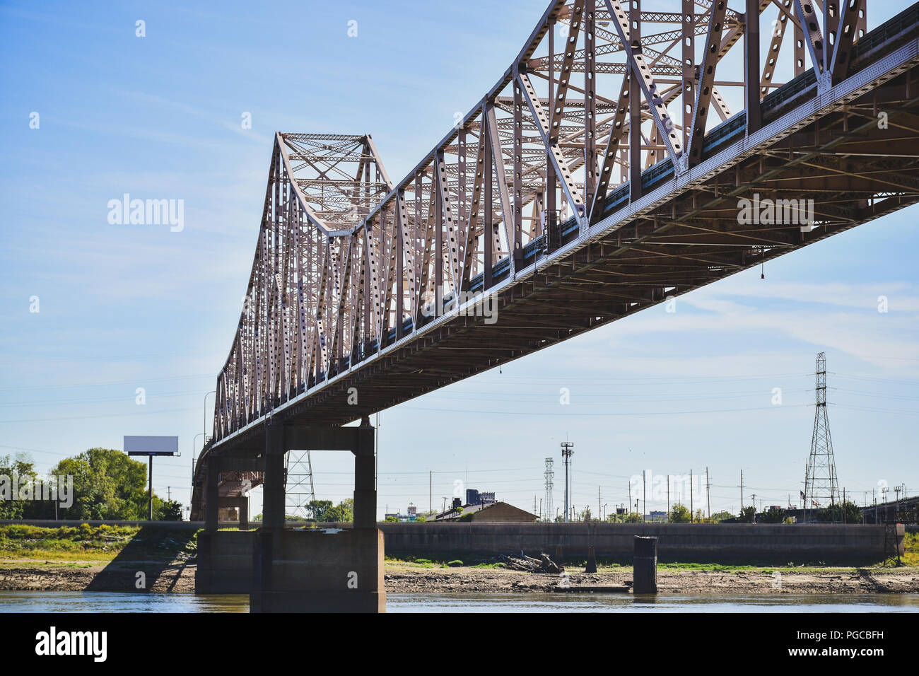 The perspective of a steel bridge crossing a river Stock Photo - Alamy