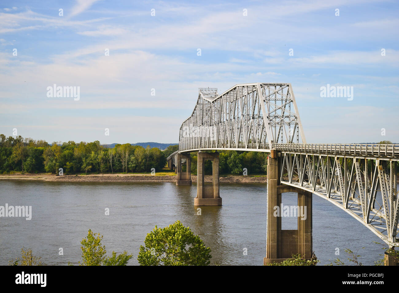 The perspective of a steel bridge crossing a river Stock Photo - Alamy